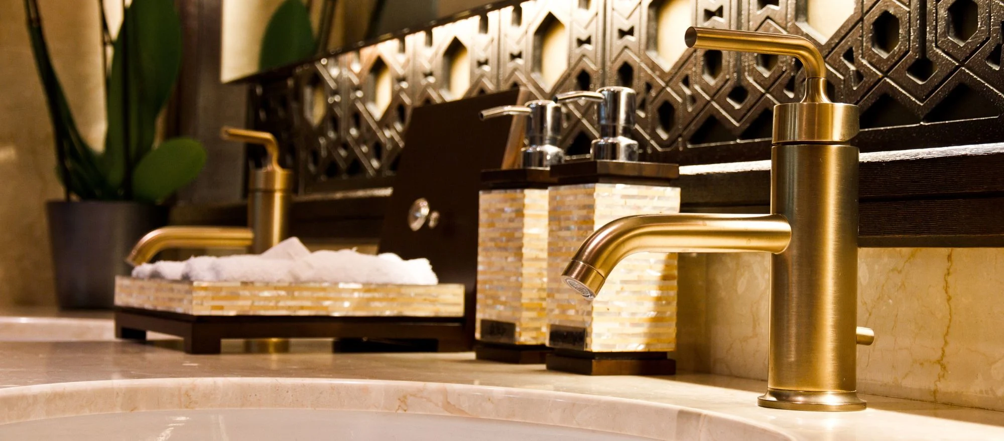 Badezimmer in Gold: Ein Traum von Luxus und Wohnlichkeit