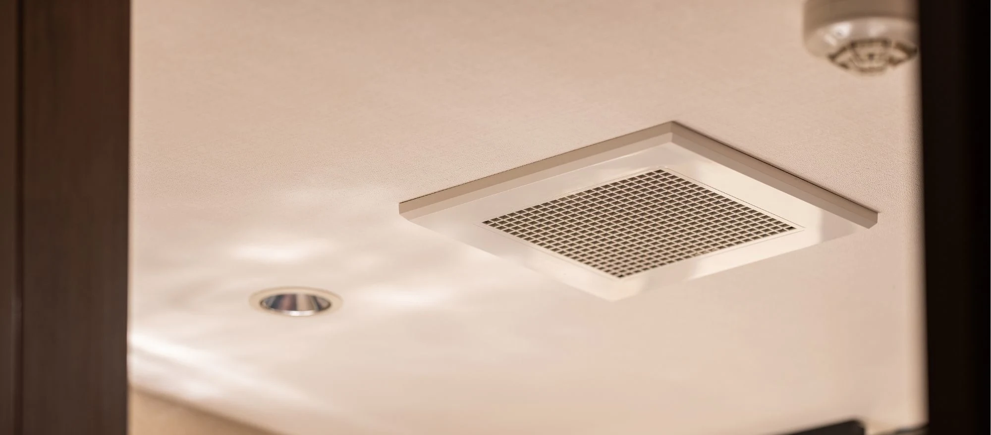 Badezimmer richtig lüften: Tipps für ein gutes Raumklima